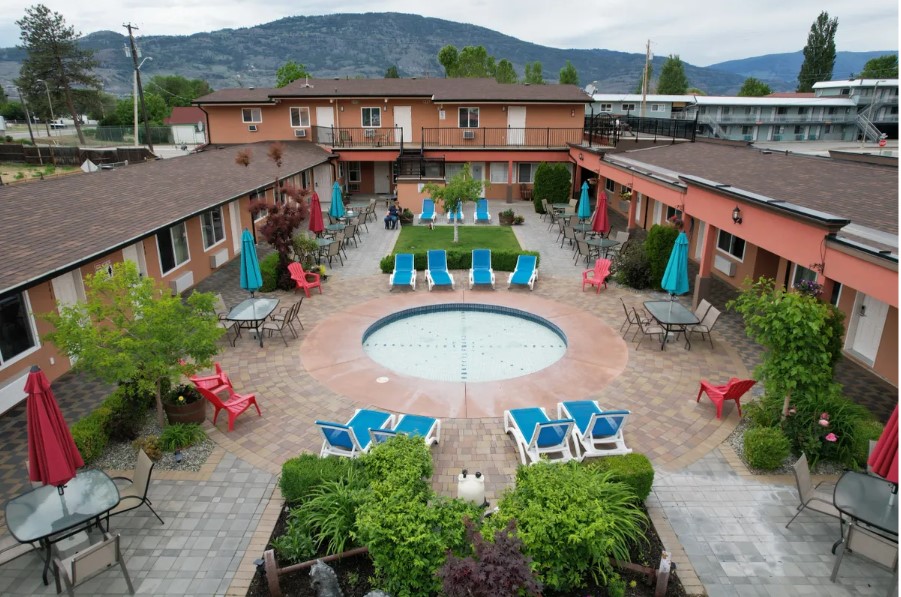 Weekly Stay at Sahara Courtyard Inn - Destination Osoyoos